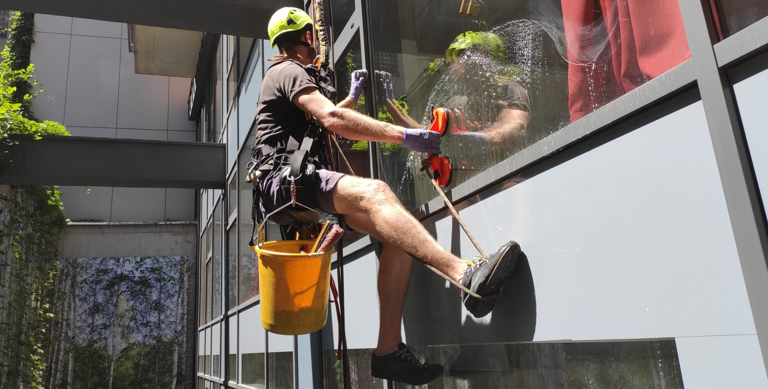 Prace alpinistyczne | Mycie okien na wysokości - Kraków | Skycrew